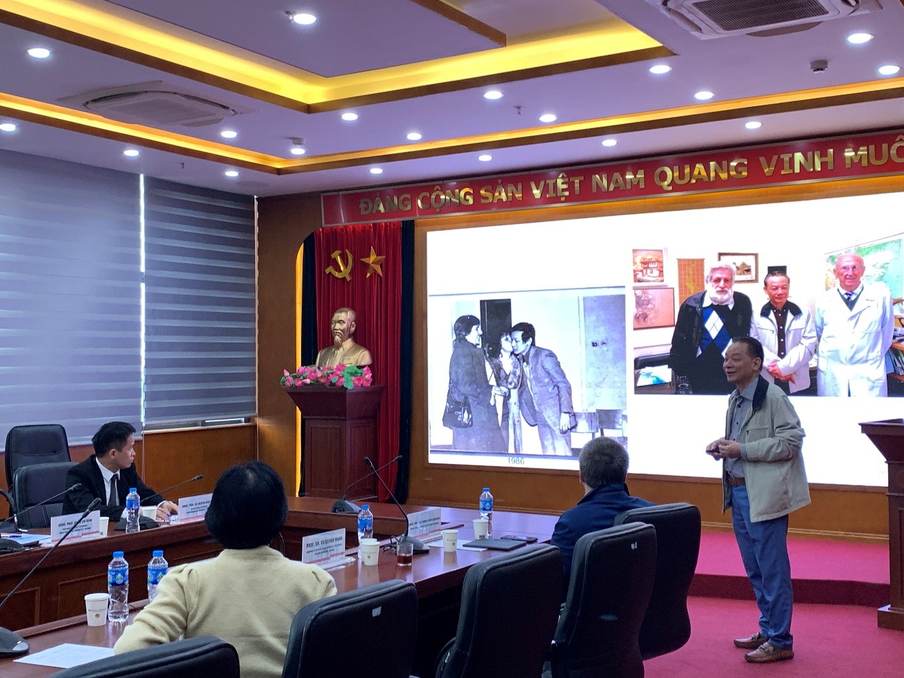 Chương trình seminar chuyên môn với chuyên gia, PGS. TS. Lyuben Ivanov Zagorchev, Trưởng khoa ...